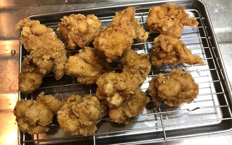 鶏もも肉で作る油淋鶏のレシピ!山西老陳酢を加えた醤油ベースのネギダレはおすすめのユーリンチーソース!｜忍者の中華飯店